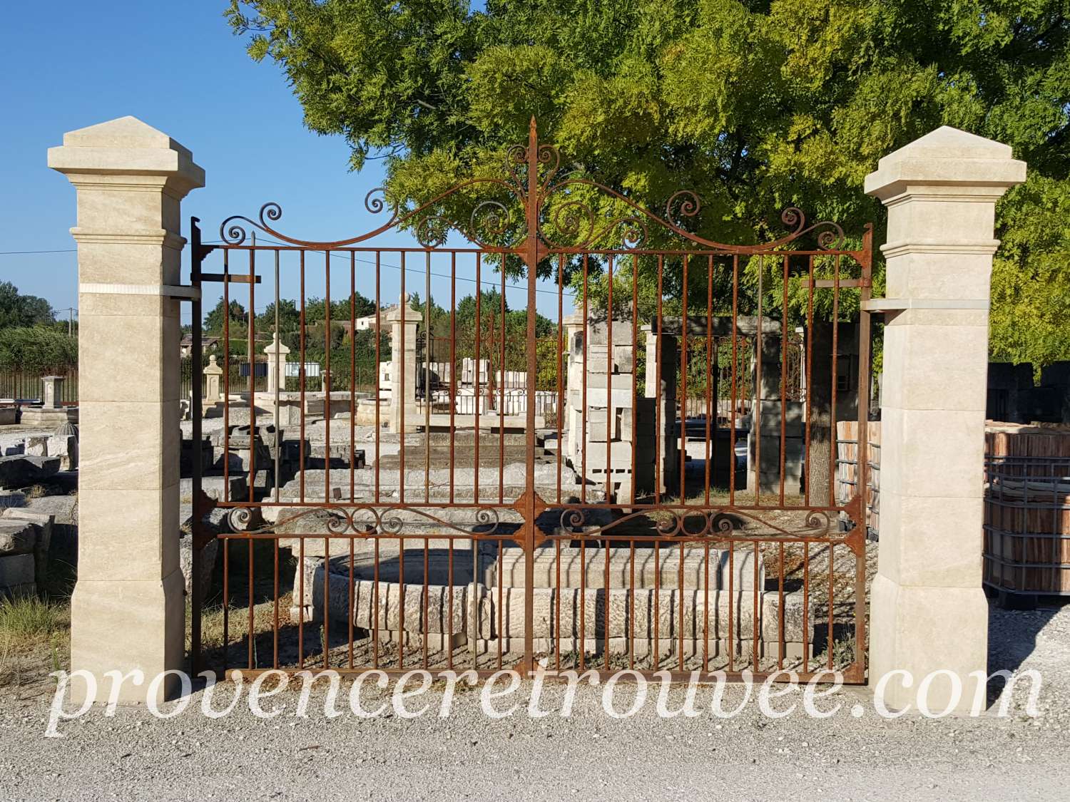 Poteaux en pierre naturelle pointe de diamant et son portail d'entrée