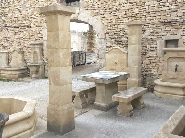 Piliers en pierre et portails anciens fer forgé